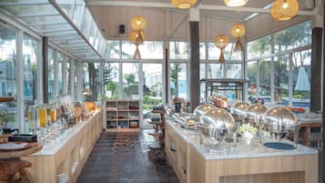 Café da manhã, almoço e jantar; culinária internacional