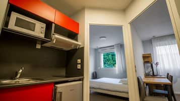 Apartamento | Kitchenette privada | Um frigorífico, um micro-ondas, uma placa de cozinha