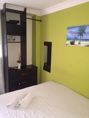 Quarto Duplo Económico, casa de banho privativa, no rés do chão | Roupa de alta qualidade, edredões de penas, camas de colchão pillowtop 