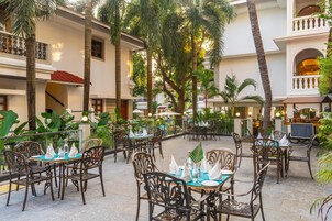 2 restaurantes, pequenos-almoços servidos 