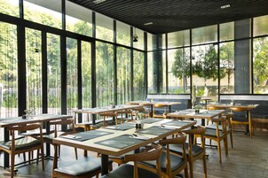 Café da manhã, almoço e jantar; culinária internacional 