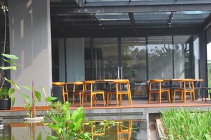 Café da manhã, almoço e jantar; culinária internacional 