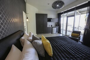 Suíte estúdio, sacada | Roupas de cama premium, frigobar, cofres nos quartos, escrivaninha