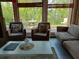 Apartamento, 3 quartos, sauna | Sala de estar | TV de ecrã plano, lareira