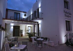 Fachada do alojamento (tarde/noite)