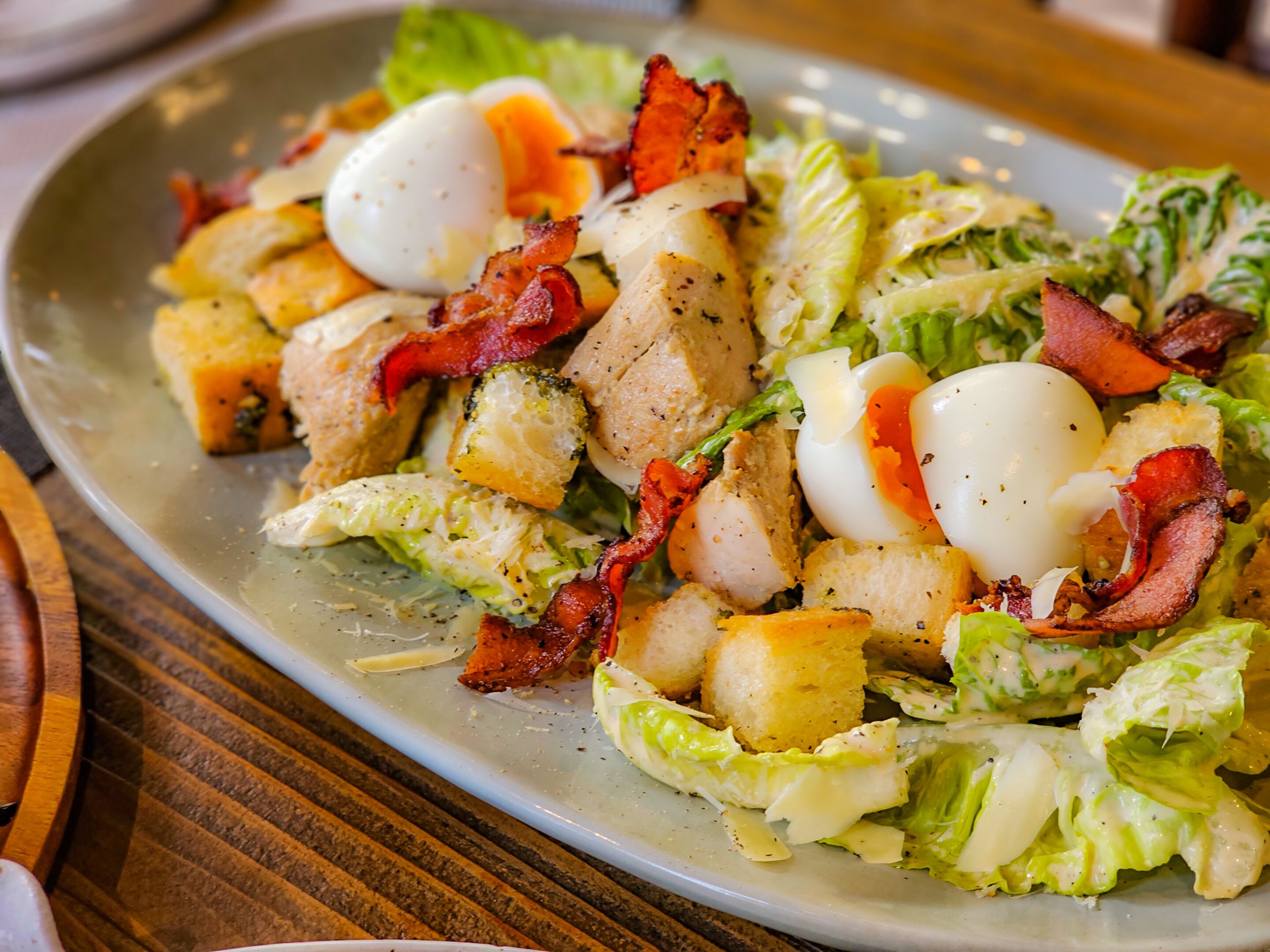 Salada com alface, ovos, bacon e croutons.