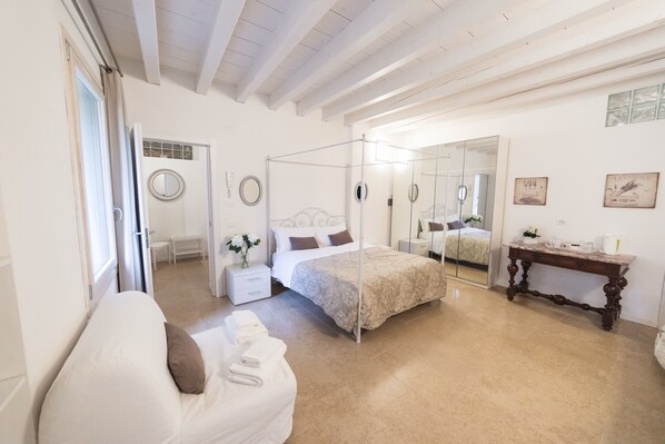 Ferro/tábua de engomar, Wi-fi grátis, roupa de cama fornecida