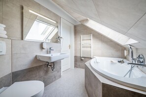 Apartamento, casa de banho anexa (2-Room with bathtub Villa Mona Lisa) | Casa de banho | Um polibã, artigos de higiene pessoal grátis, um secador de cabelo 