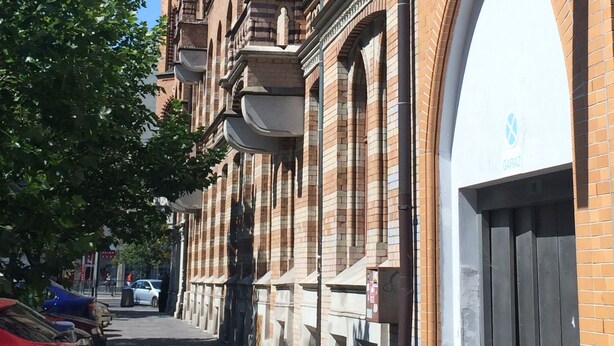 Um edifício com uma placa que diz "1898 residence" e uma grande entrada em arco.