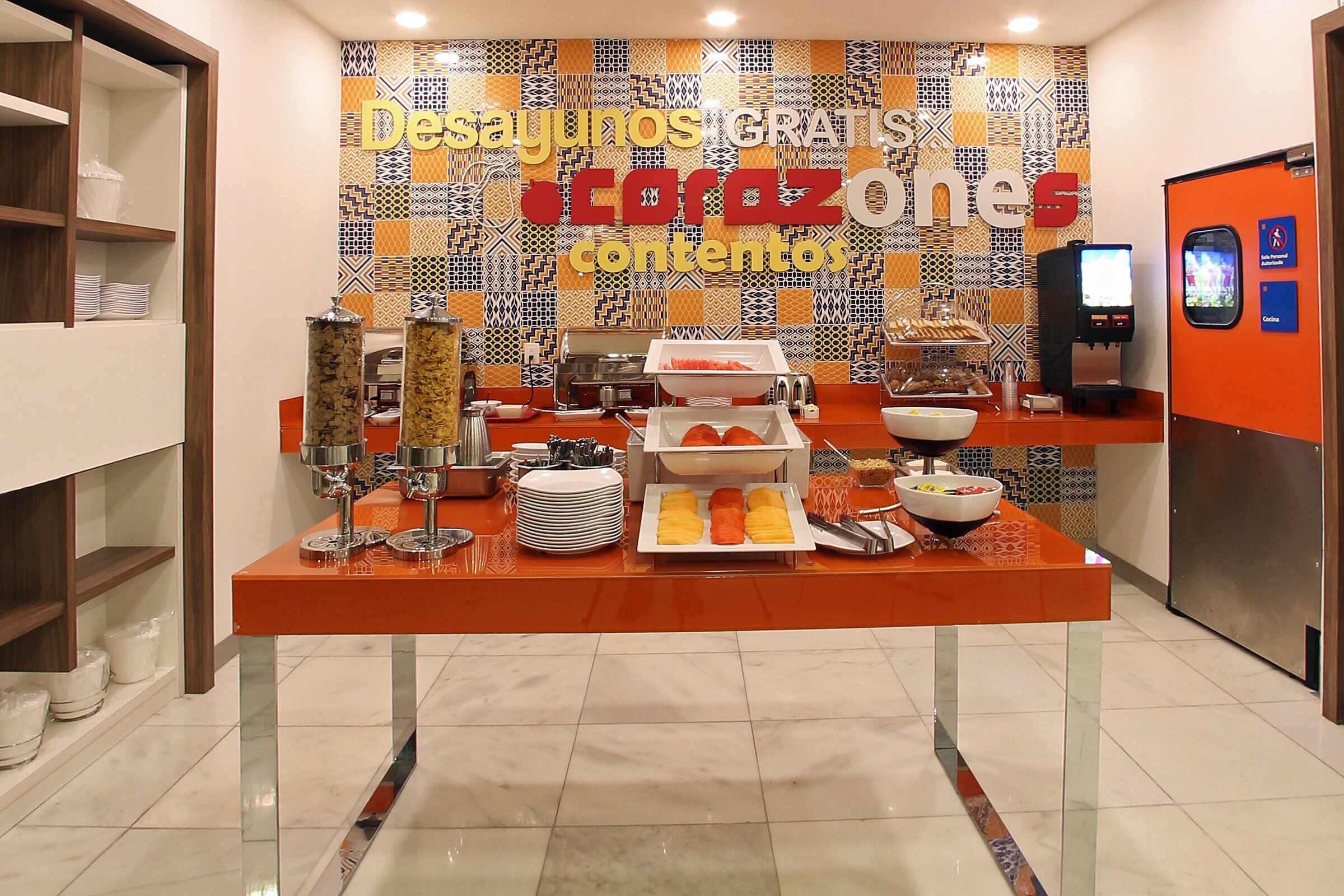 Uma área de buffet com diversas opções de comida e um espaço para café.