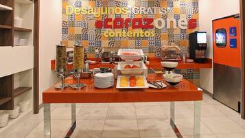 Uma área de buffet com diversas opções de comida e um espaço para café.