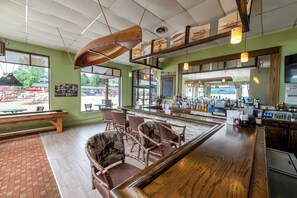 Com vista para a praia, serve almoços, jantares e happy hour 