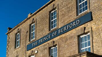 Um edifício com uma placa que diz "The Prince of Burford".