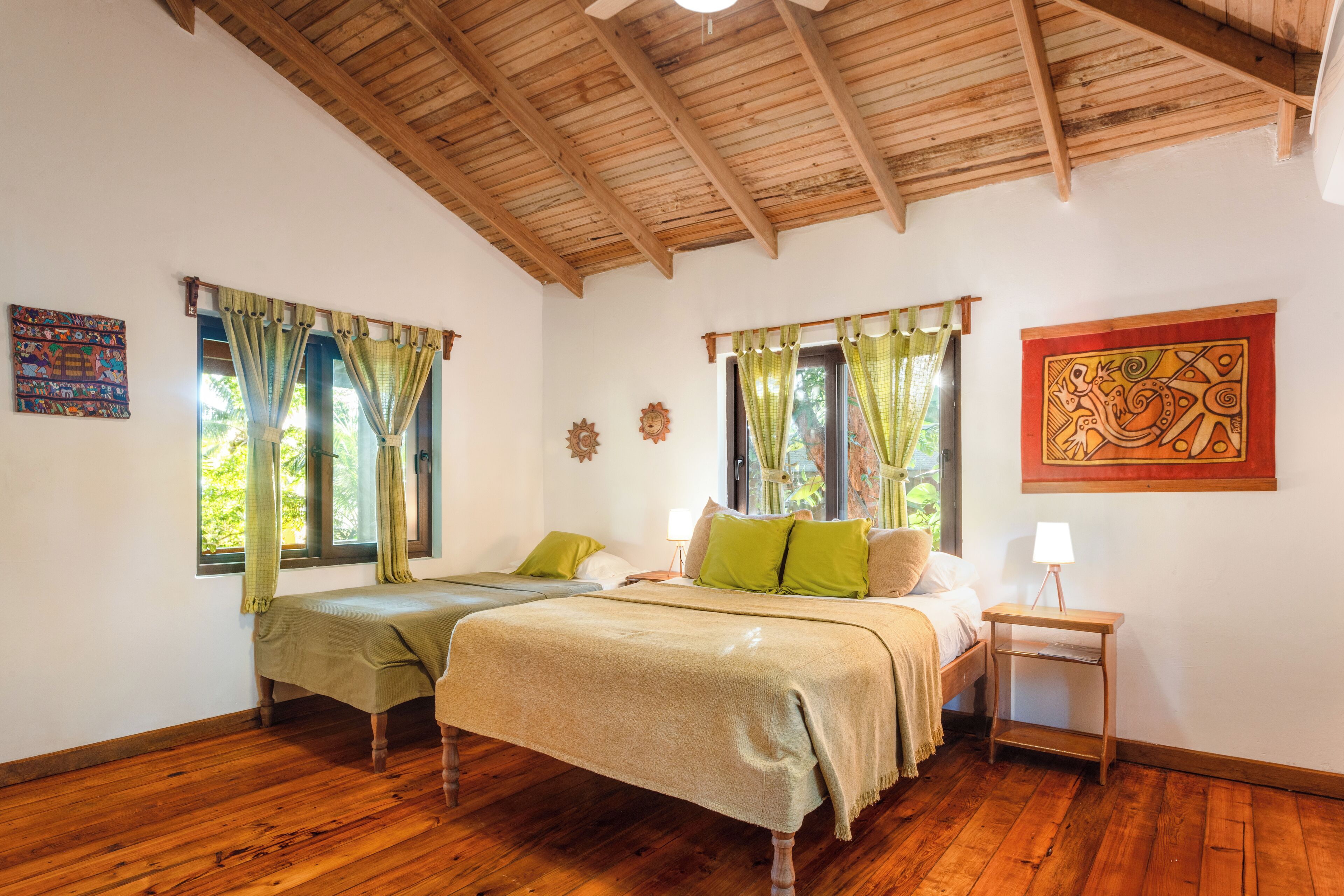 Quarto econômico | 1 quarto, cofres nos quartos, escrivaninha