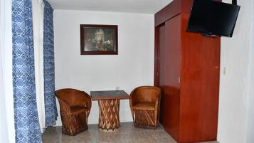 Quarto standard | Área de estar | TV