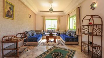 Apartamento Superior | Sala de estar | Televisor de ecrã plano de 55 polegadas com canais via satélite