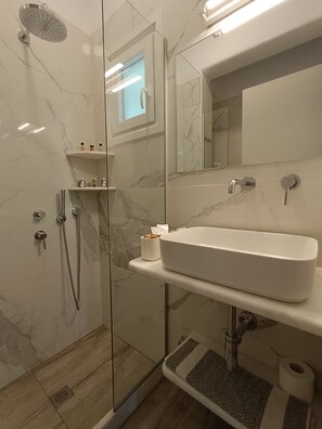 Quadruple Studio | Banheiro | Chuveiro, produtos de toalete grátis, secador de cabelo