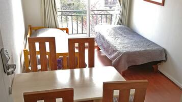 Apartamento Superior, 2 quartos | Cozinha privada | Um frigorífico, um micro-ondas, uma placa de cozinha