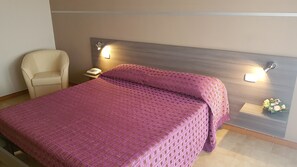 Quarto casal ou duplo standard, acessível | Frigobar, cofres nos quartos, escrivaninha, cortinas blackout