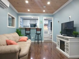 Casa de Campo Standard, várias camas, vista para o jardim | Sala de estar | TV de ecrã plano 