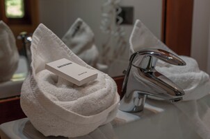 Secador de cabelo, toalhas de banho, sabonete, shampoo