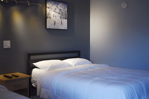 Quarto quádruplo luxo | Wi-Fi de cortesia, roupa de cama