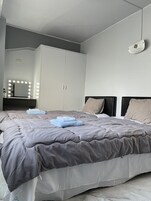 Apartamento luxo, 2 quartos, 2 banheiros, de frente para o mar | 2 quartos, individualmente decorados, individualmente mobiliados
