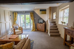 Casa de Campo Design | Sala de estar | Televisor, livros 