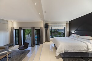 Suíte (THEBLOEM SUITE ONE: DELUXE KING ) | Roupas de cama premium, frigobar (abastecido com alguns itens grátis)