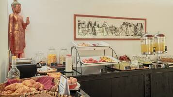 Café da manhã com buffet todos os dias mediante uma taxa