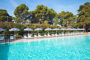 Piscina exterior sazonal, guarda-sóis 