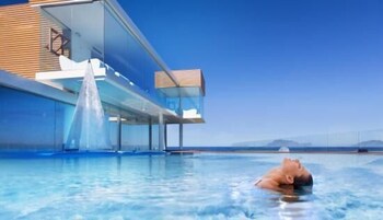 Piscina externa, guarda-sóis, espreguiçadeiras