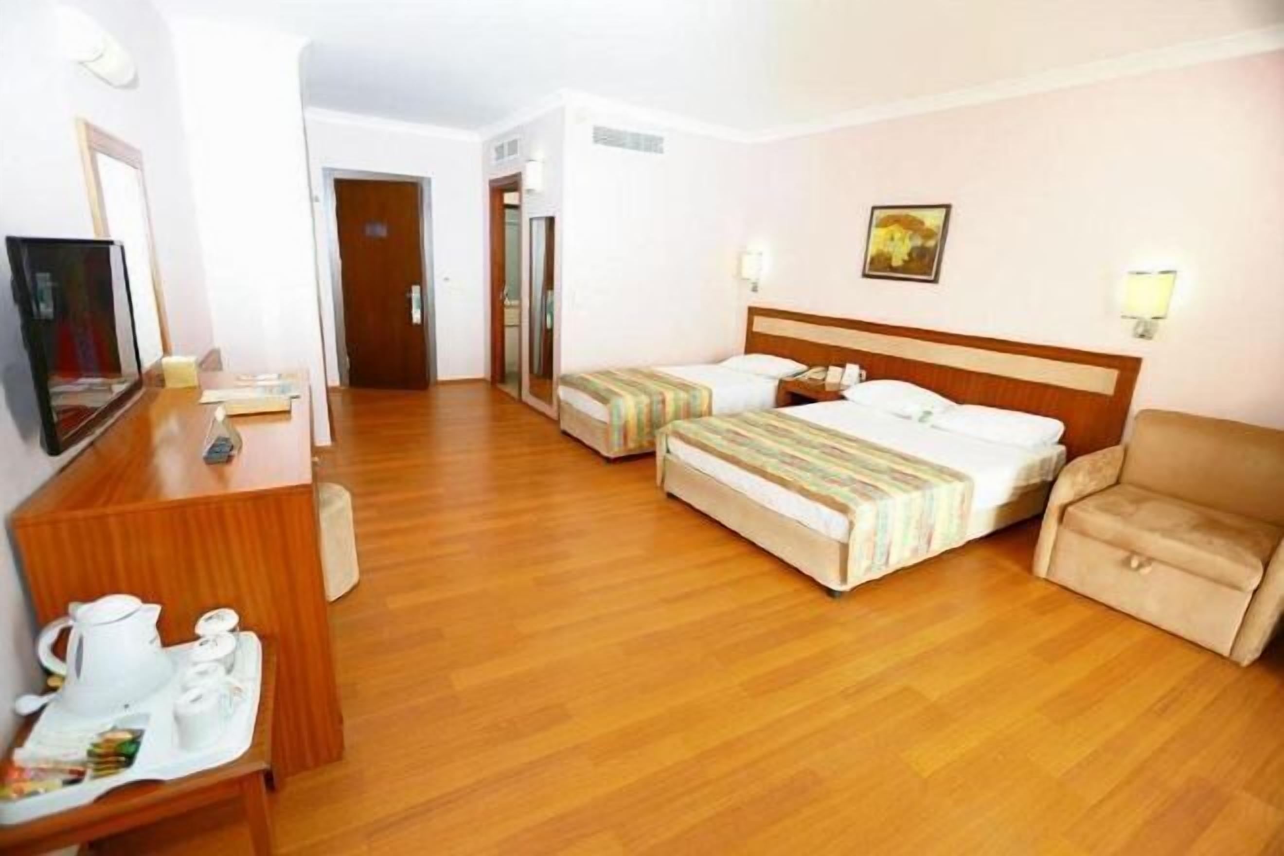 Edredões de penas, minibar grátis, cofre no quarto, secretária 