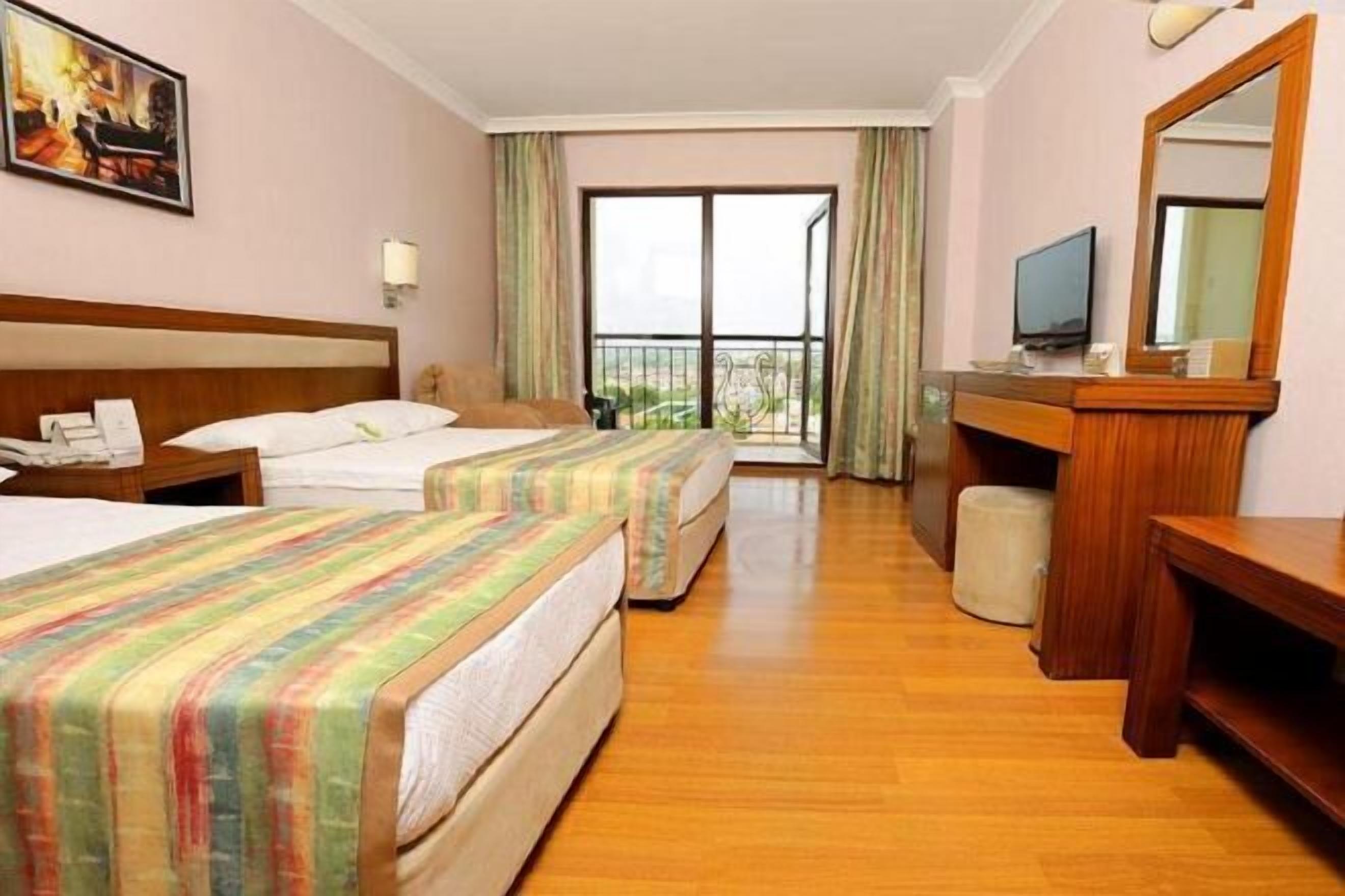 Edredões de penas, minibar grátis, cofre no quarto, secretária 