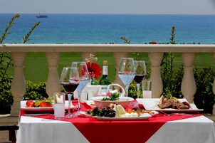Pequenos-almoços, almoços, jantares servidos, cozinha internacional 