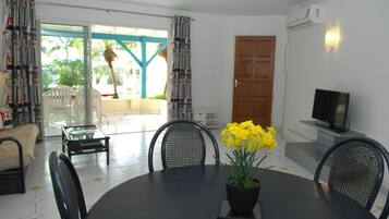 Apartamento, 2 quartos, vista para a piscina | Vista do quarto