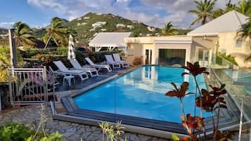 Piscina exterior, guarda-sóis, espreguiçadeiras