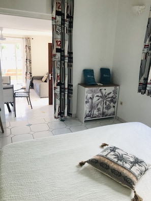 Apartamento Tradicional, 1 quarto, terraço, vista para o mar | Roupa de alta qualidade, cofre no quarto, cortinas/cortinados opacos 
