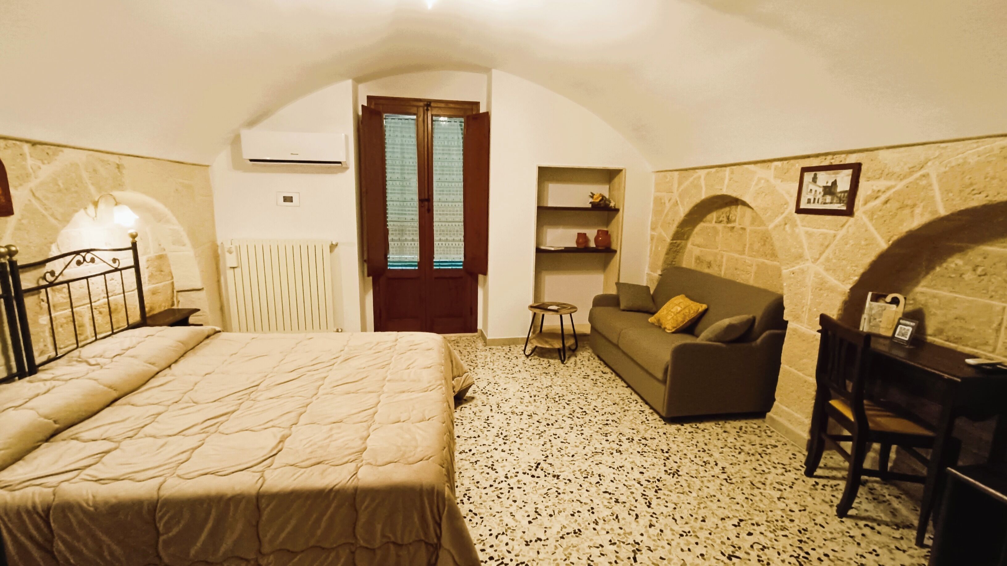 Quarto, casa de banho privativa | Roupa de alta qualidade, cofre no quarto, secretária 