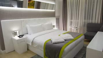 Apartamento premium, 2 quartos | 2 quartos, roupas de cama premium, frigobar, cofres nos quartos