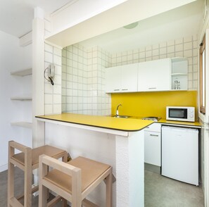 Um frigorífico, um micro-ondas (a pedido), uma placa de cozinha 