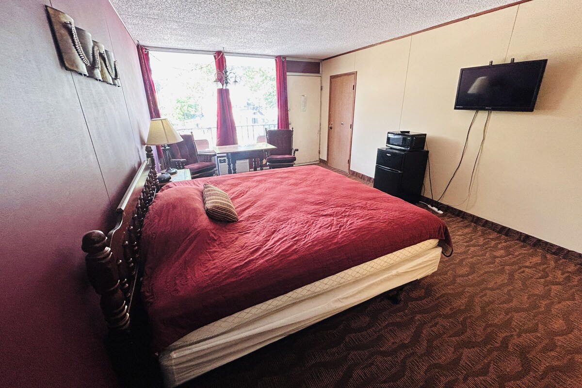 Quarto, 1 cama king-size | Roupa de alta qualidade, secretária, cortinas/cortinados opacos 