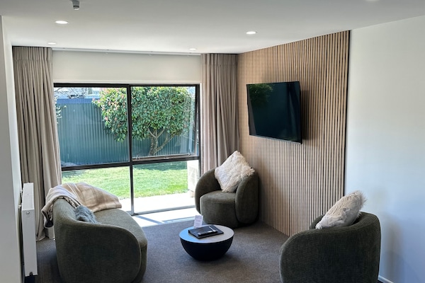 Apartamento superluxo, 1 quarto | Área de estar | TV de tela plana 55 polegadas com canais via satélite, TV