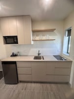 Geladeira, micro-ondas, cooktop, chaleira elétrica