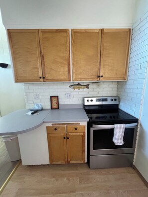 Apartamento | Cozinha privada | Um frigorífico, um micro-ondas, uma cafeteira/bule