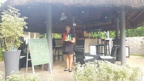 Bar junto à piscina