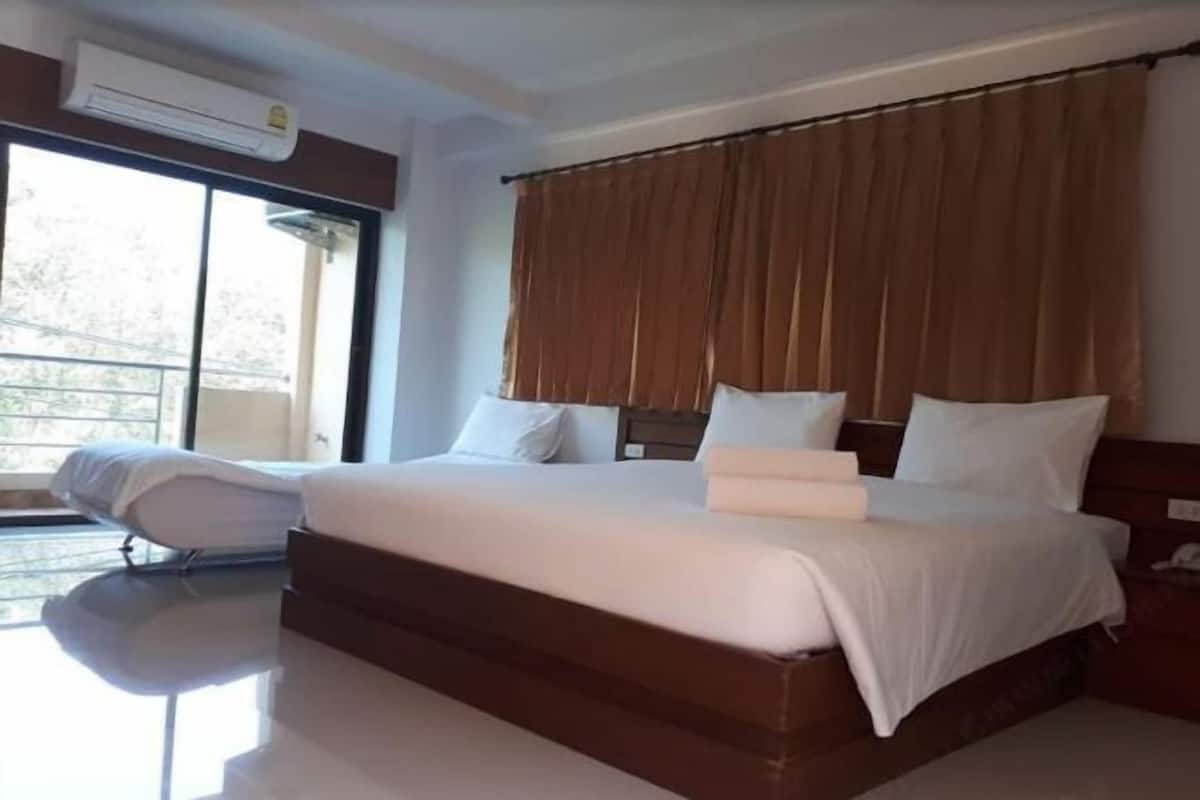 Com mobília individualizada, secretária, cortinas/cortinados opacos