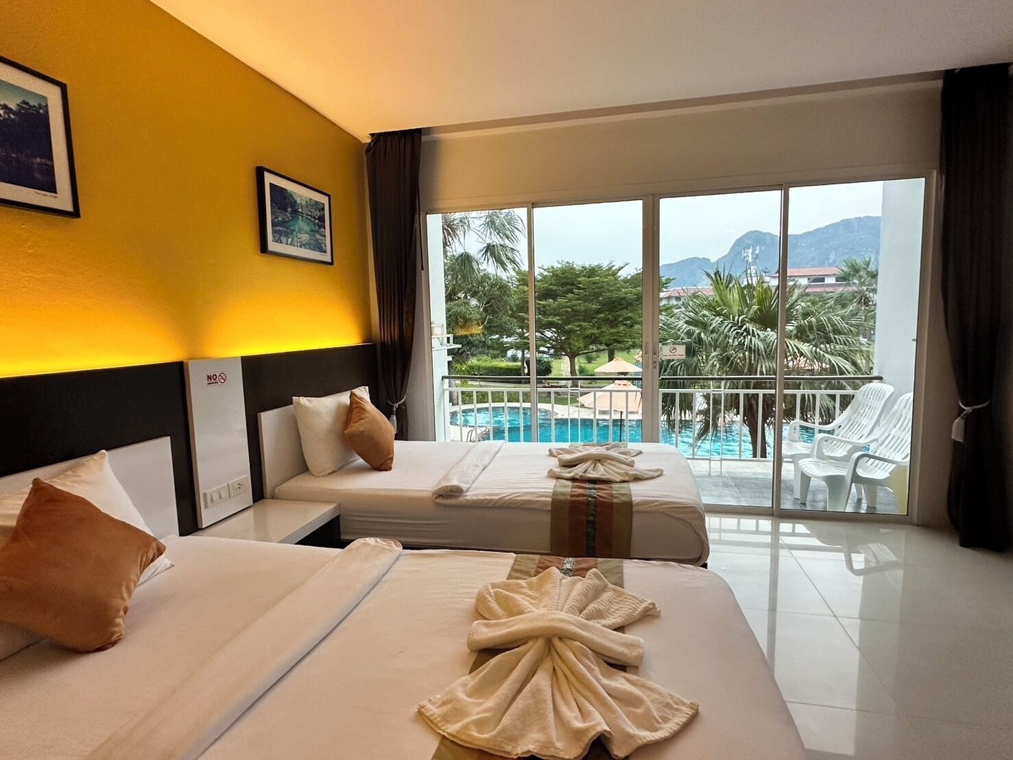 Quarto Twin Superior, vista para a piscina | Cofre no quarto, secretária, cortinas/cortinados opacos 