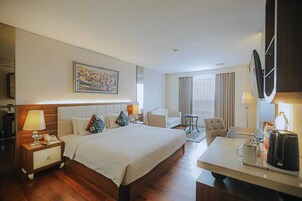 Frigobar, cofres nos quartos, escrivaninha, quartos à prova de som