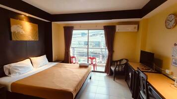 Quarto Standard, 1 cama de casal, varanda, Vista para a cidade | Secretária, cortinas/cortinados opacos, Wi-fi grátis